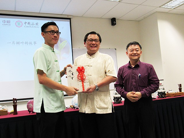 Lim (left) receiving a token of appreciation from Dr Chong, while Dr ...
