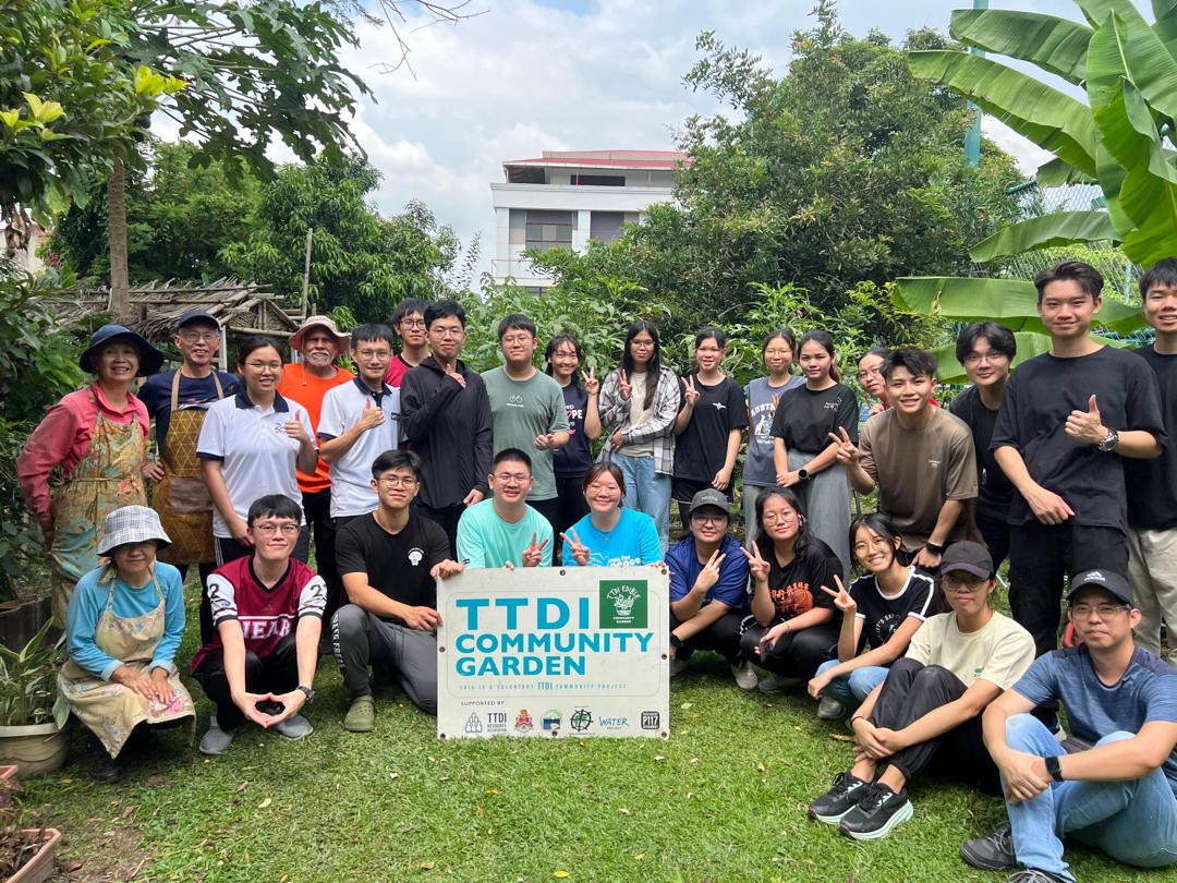 Group photo of volunteers with TTDI community
