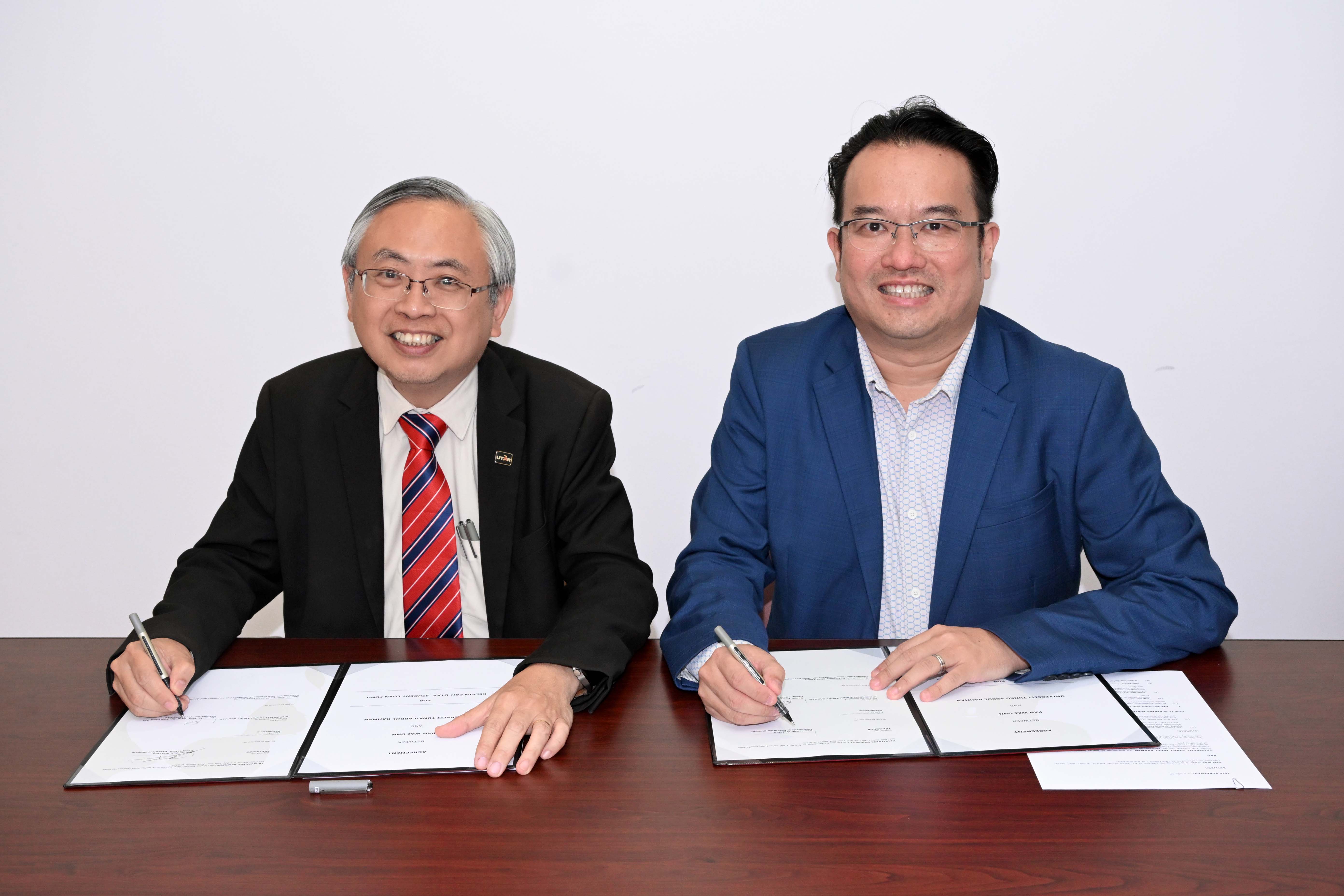 Prof Dato’ Ewe (left) and Mr Kelvin Pah signing the agreement