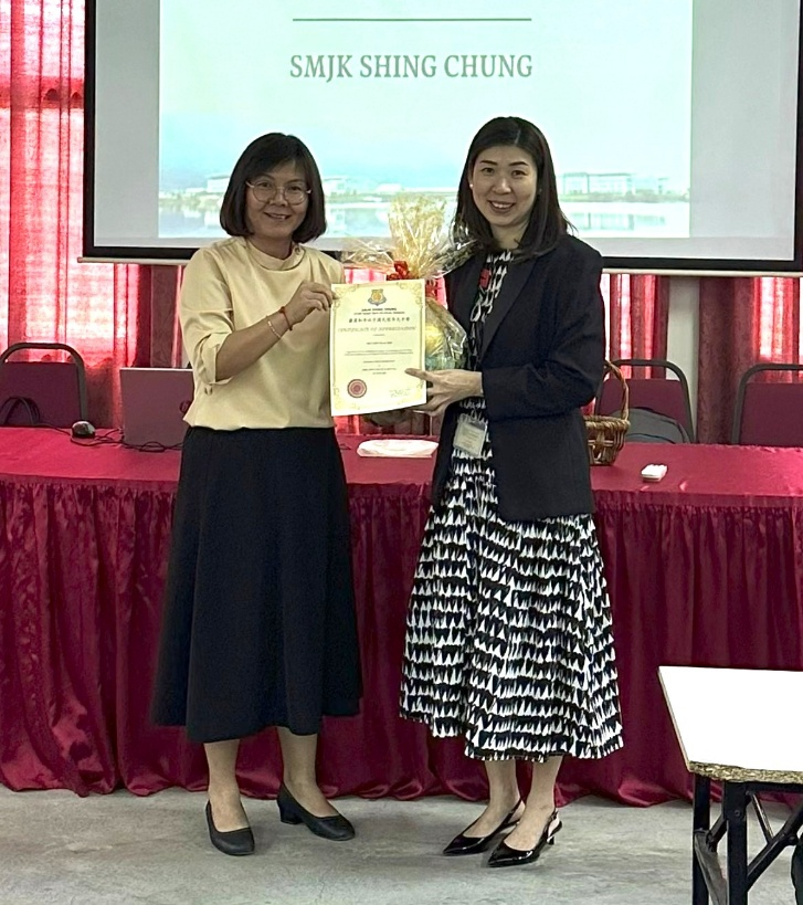 Ms Chin (right) receiving a token of appreciation from Ms Lim Chiew ...