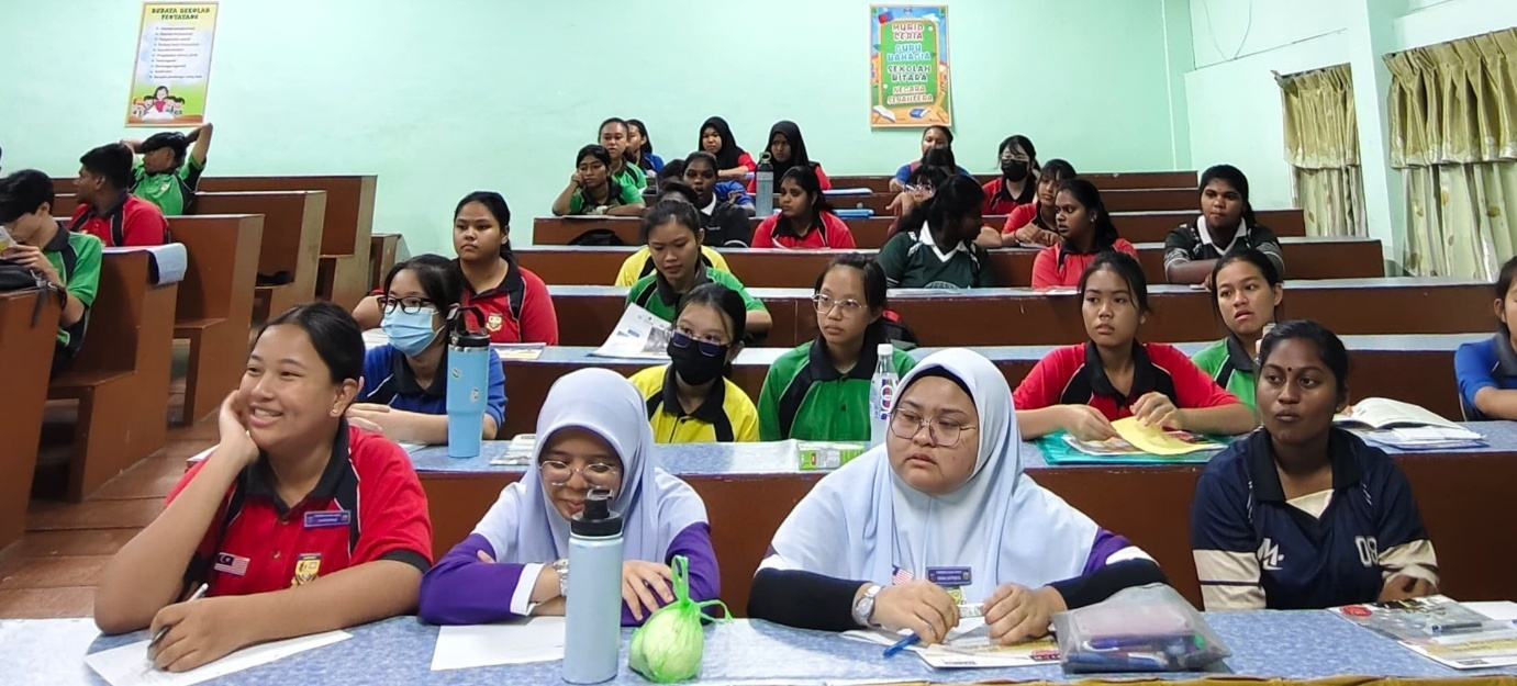 Students engrossed in the talk at SMK Methodist (ACS) Kampar
