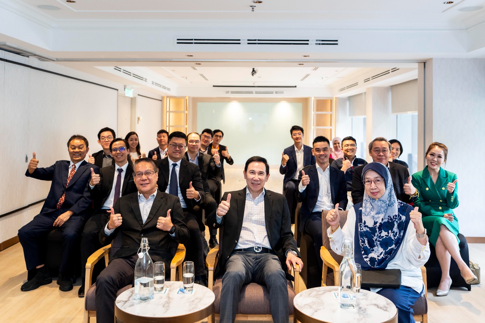 Front row, from left: Mr Raymond Gan, Dato’ Sri Tai and Prof Zuraidah with the rest of the attendees